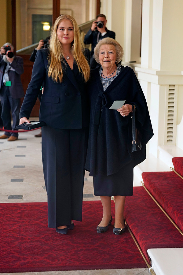 Amalia en Beatrix bij Buckingham Palace voor receptie koning Charles ...