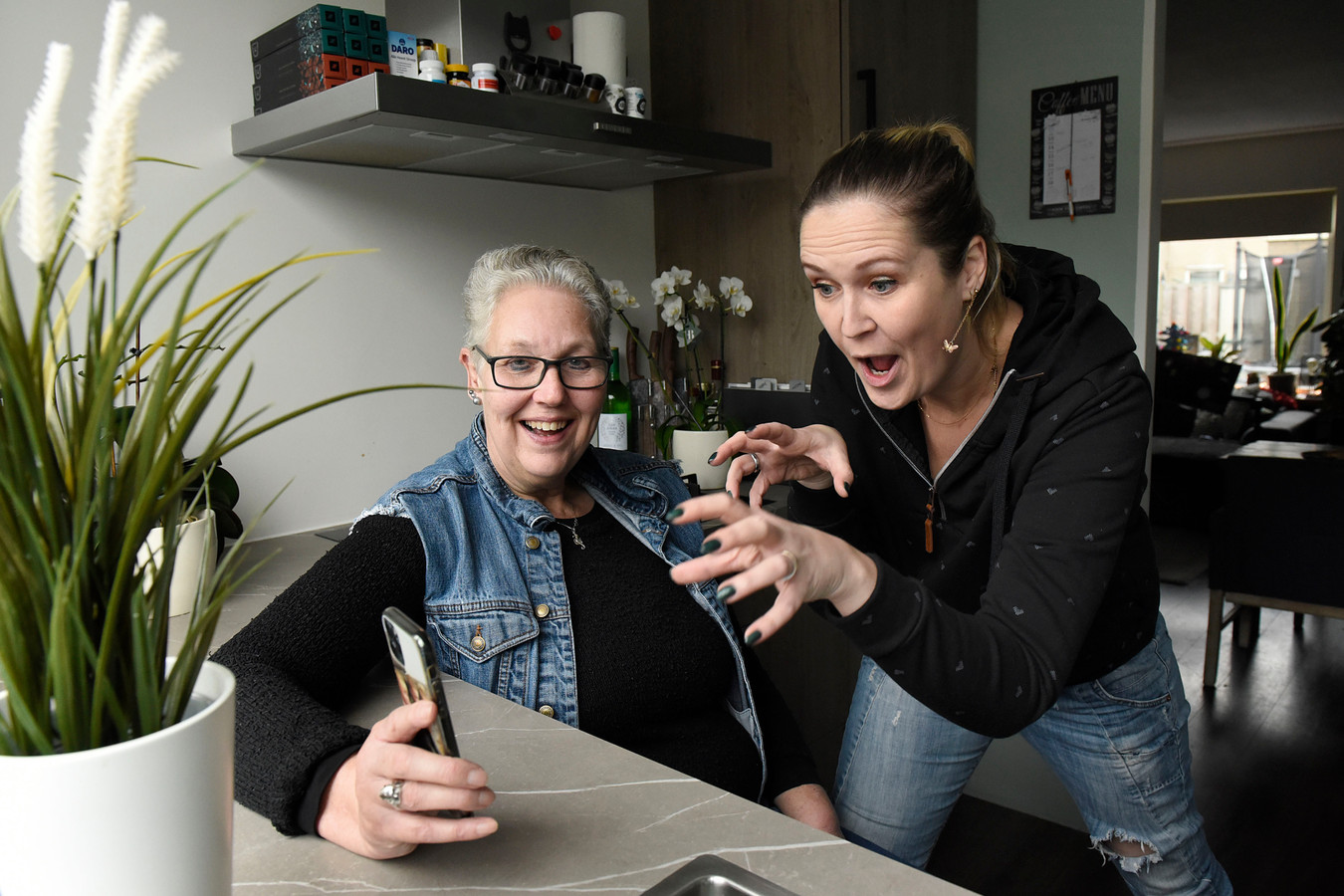 Suus groeide op met dove moeder én vader: ‘Als ik huilde flitste lampje ...