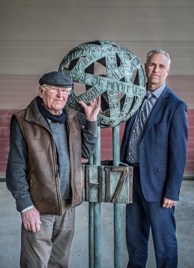 92-jarige kunstenaar MH-17 monument had eerst heel ander plan | Foto ...