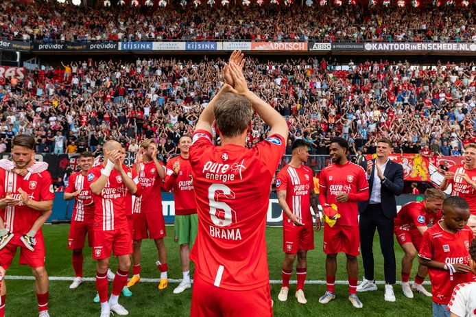 Groots afscheid van Wout Brama in uitgelaten Grolsch Veste | FC Twente | tubantia.nl