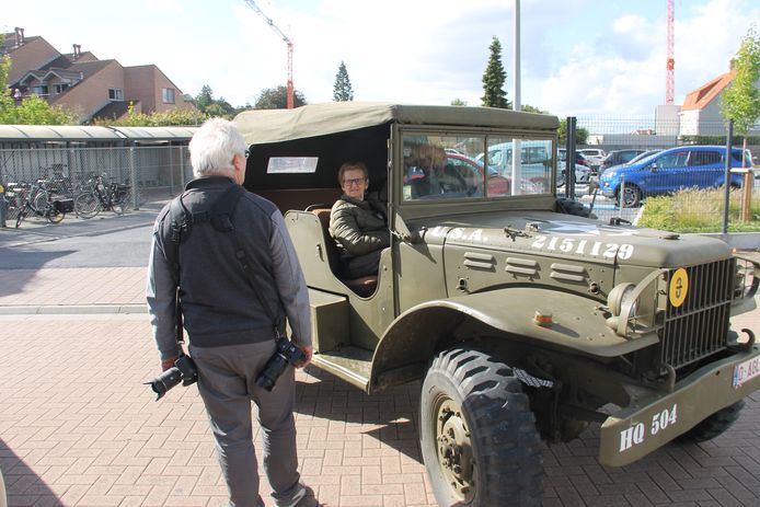 IN BEELD. Old Car Drivers trakteren oudjes op oldtimerrit ...