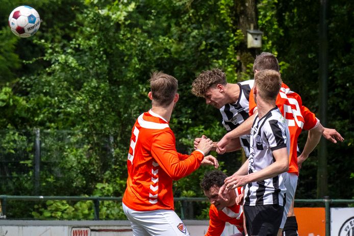 Jochem voetbalt altijd met pijn, maar gaat voluit ondanks zijn ‘jumpers knee’: ‘Vooral lange ...