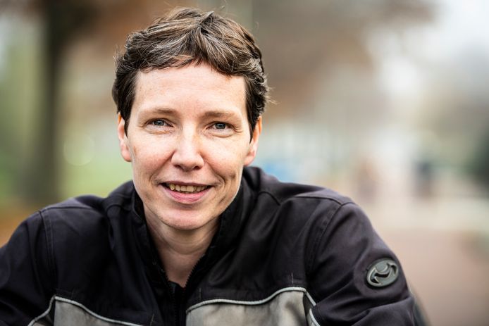 Dankzij Kirsten gaan in Roelofarendsveen onbekenden met elkaar aan ...