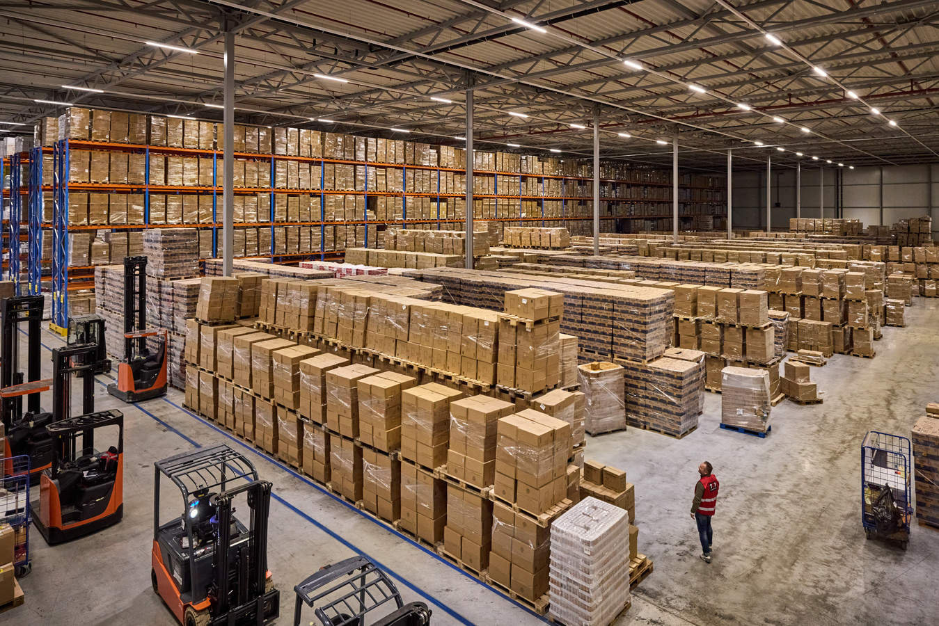 Opslagloodsen overvol met kleding, elektronica en meubels: de klant ...