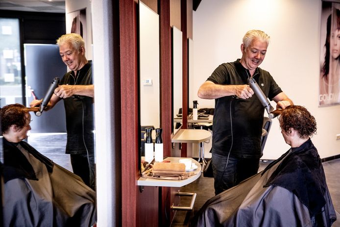 Kapper Frans hangt na 50 jaar zijn schaar aan de wilgen: ‘Ik onderging ...