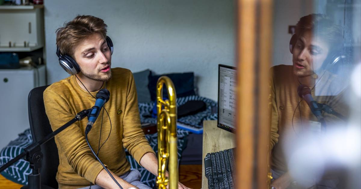 Teun (22) is een muzikaal multitalent: hij speelt, dirigeert ...
