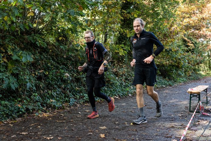 Leuvenaar Merijn Geerts loopt samen met Ivo Steyaert als eerste honderd ...