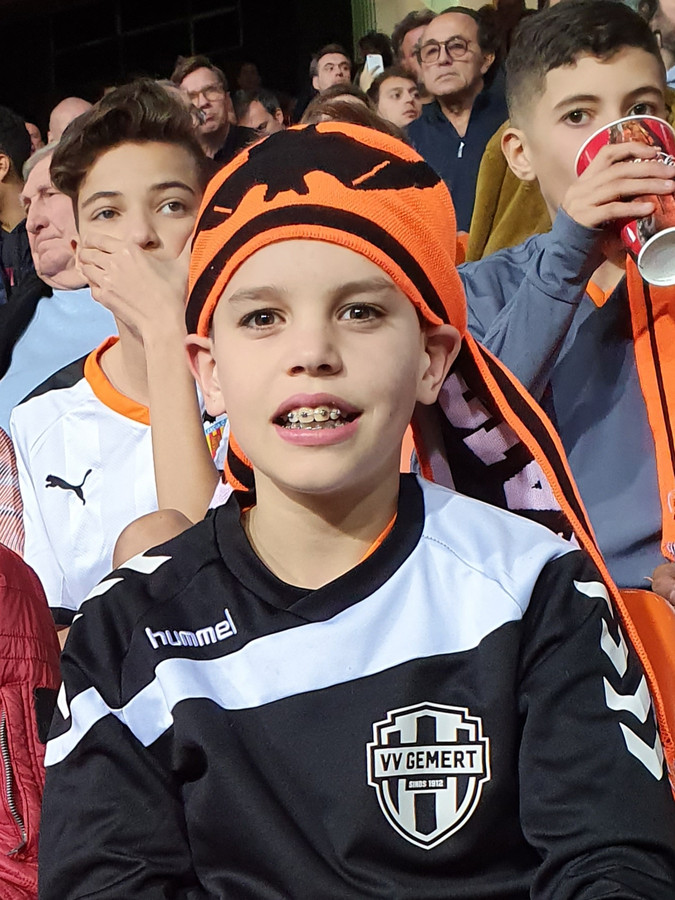 Plots staat Gemertse Bob (12) in stadion van Valencia CF | Foto | ed.nl