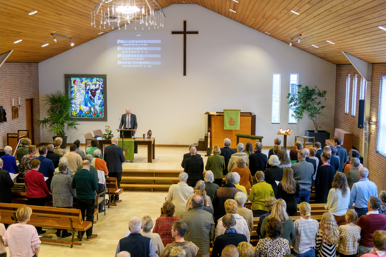 Parkeeroverlast Christengemeente opgelost door verhuizing naar voormalige kerk, maar discussie ...