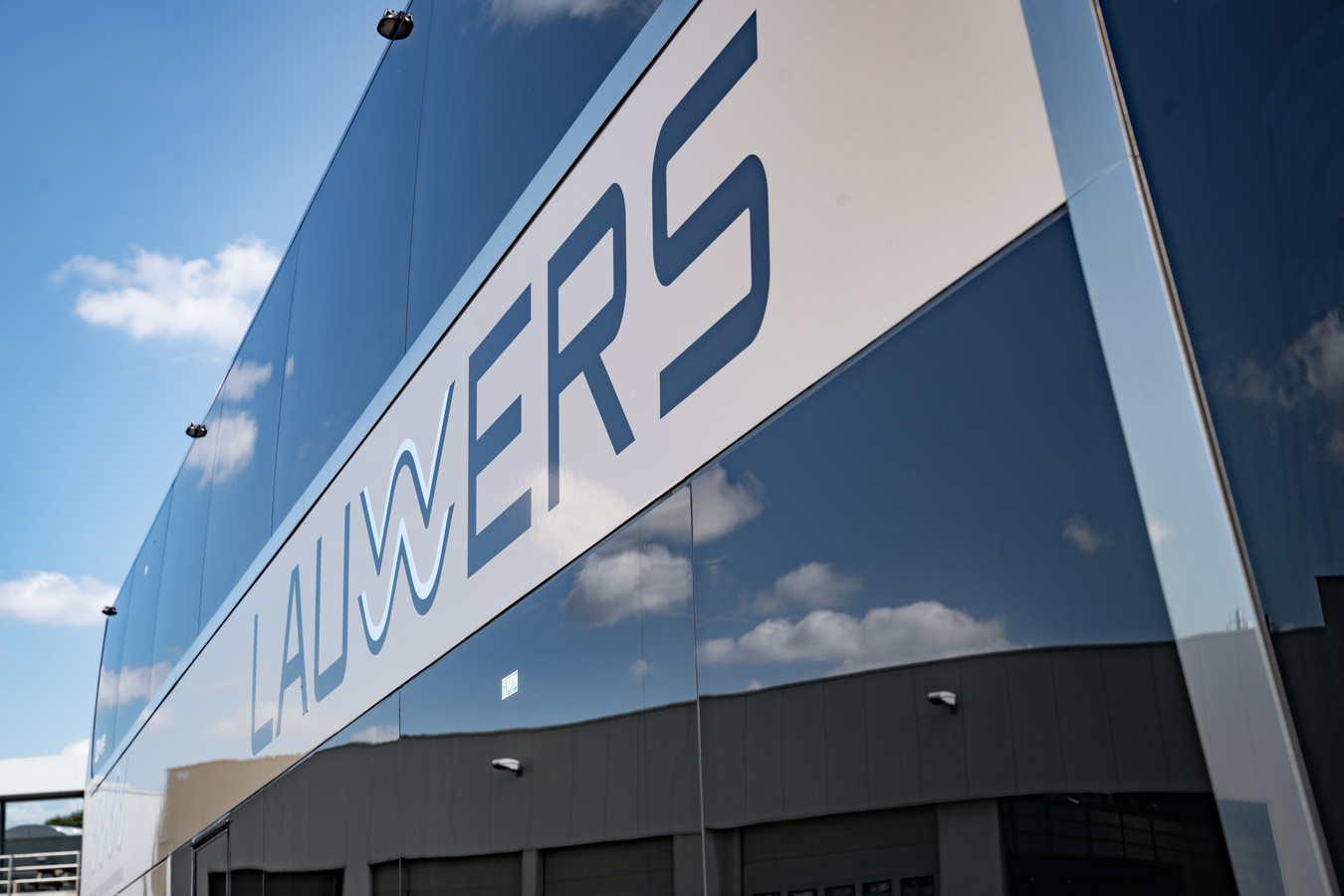 Nieuw logo en vier extra autocars voor Reizen Lauwers: “Het gaat weer ...