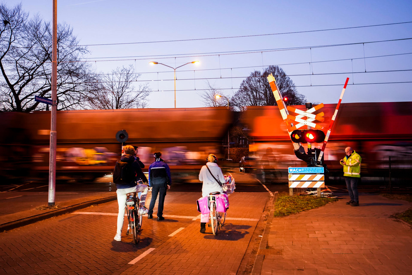 Bestelbus rijdt spoorboom kapot in Eindhoven, treinen moeten stapvoets ...