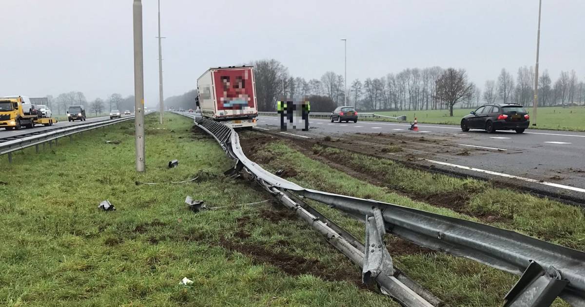 Ongeluk met vrachtwagen op A50: 120 meter vangrail kapot, snelweg uren dicht | Binnenland ...