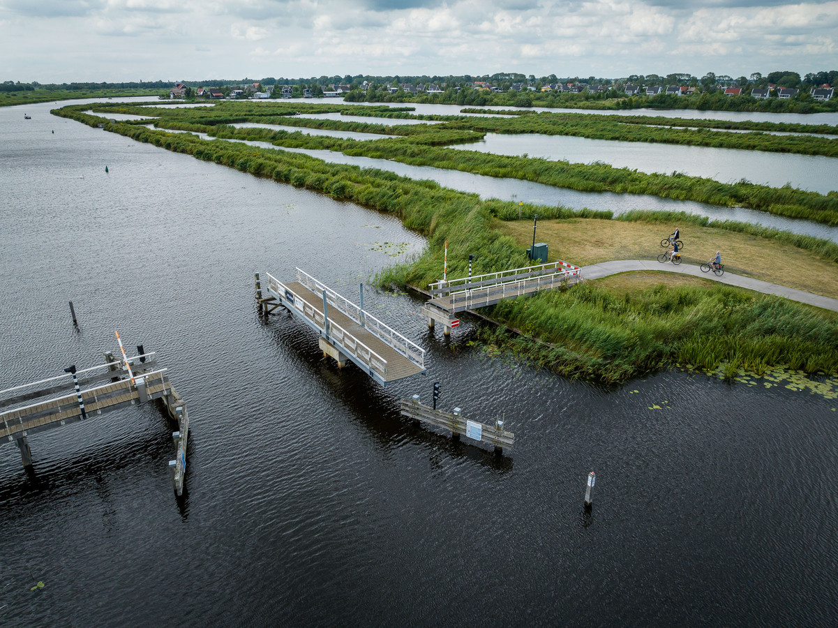 Beruchte fietsbrug in Giethoorn is opnieuw kapot, honderden mensen ...