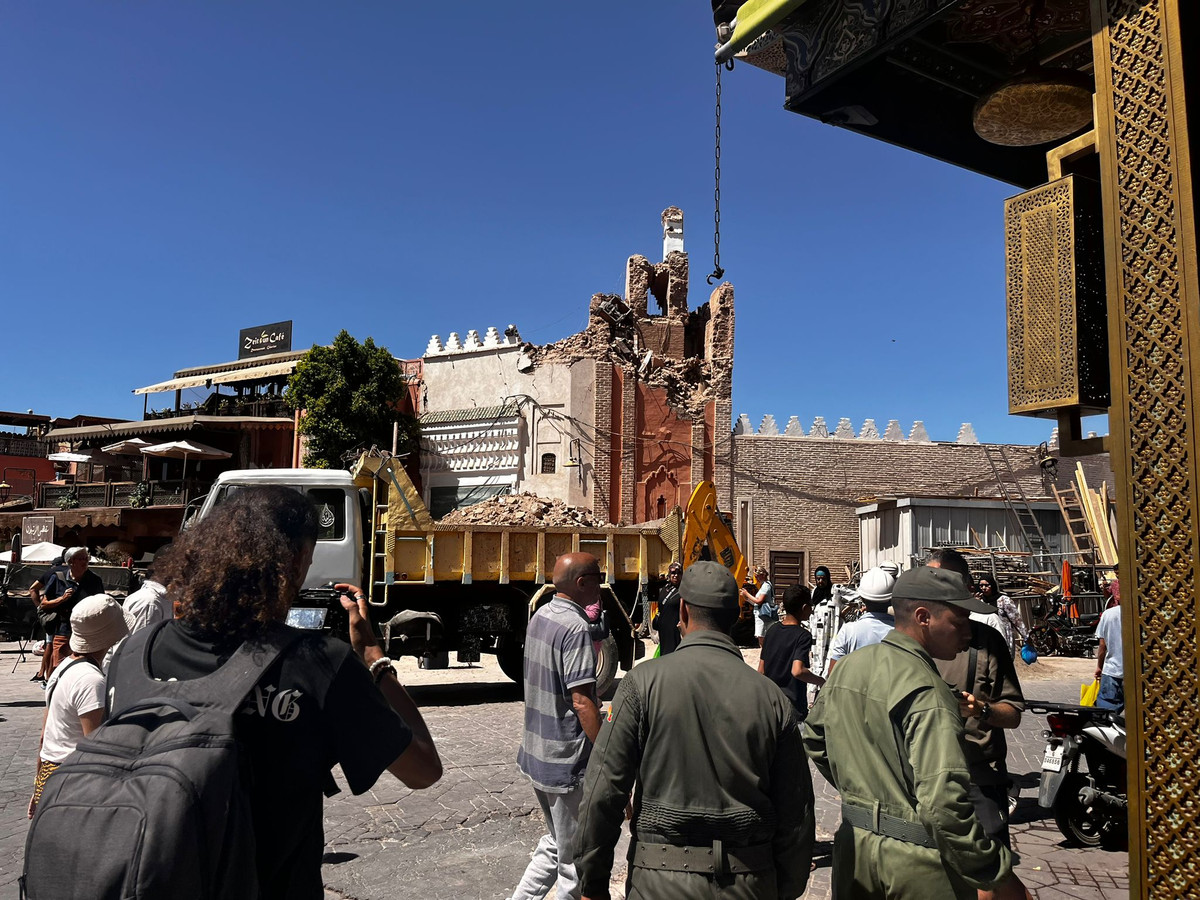 Mahasin zat in het vliegtuig op weg naar Marrakesh toen ze hoorde over ...