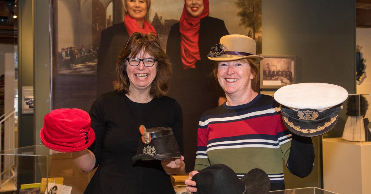 Erepenning in zilver voor Saskia van den Berg, vertrekkend conservator ...