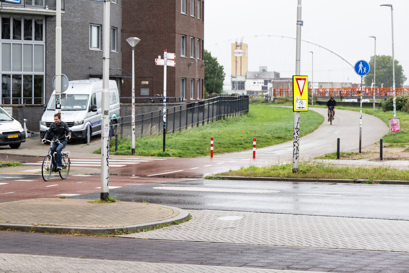 Fietspad of voetpad? Borden scheppen verwarring op de Waalbandijk langs ... Fietspad of voetpad? Borden scheppen verwarring op de Waalbandijk langs ...
