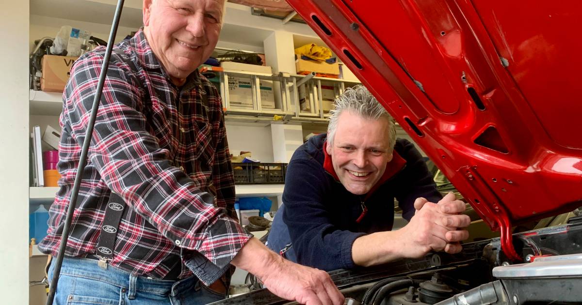 Vader Joop en zoon John sleutelen maar wat graag aan oldtimers in hun ...