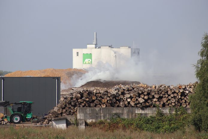 Brand in berg houtsnippers in Lienden is geblust met hulp van onder ...