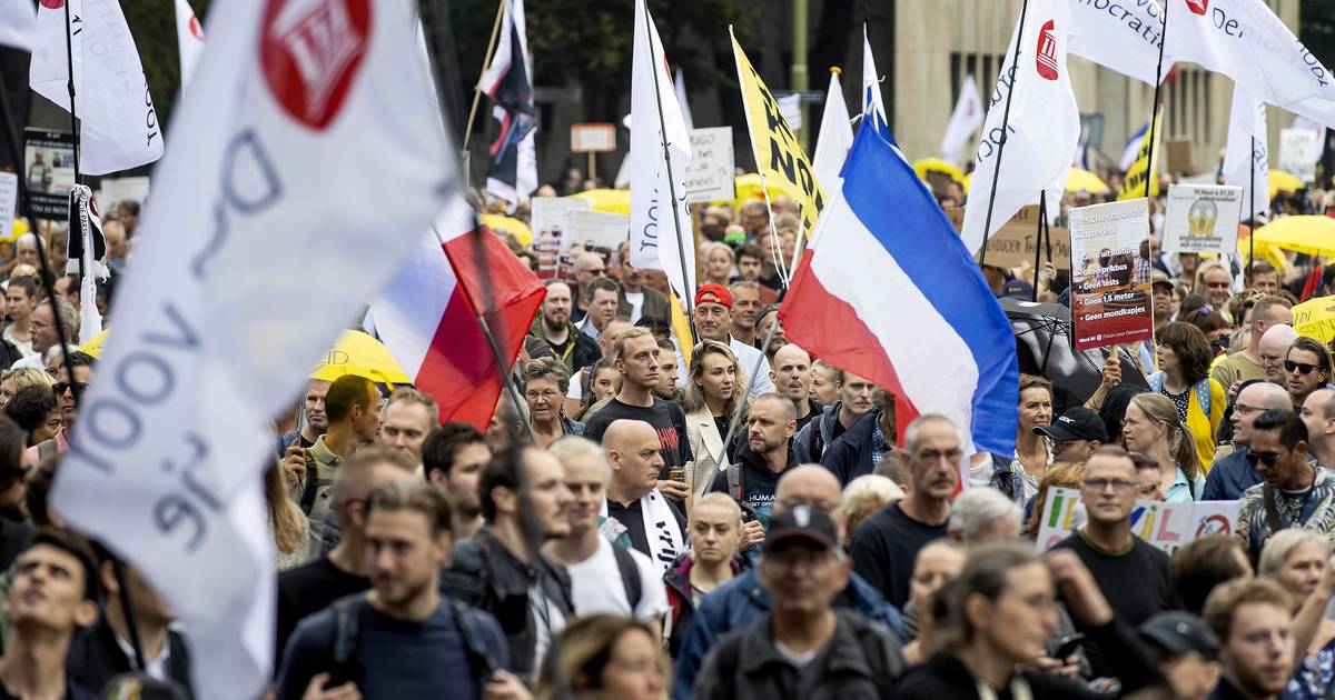 Honderden demonstranten lopen door Den Haag voor protest tegen QR-code ...