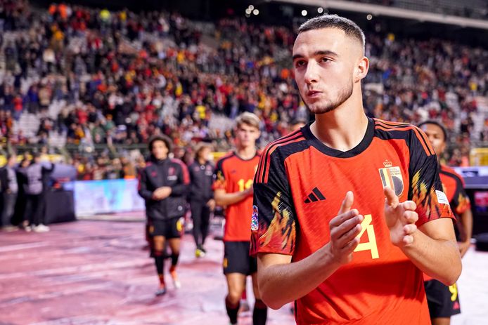 “Nooit een jonge speler zo goed weten debuteren”: Zeno Debast oogst lof ...