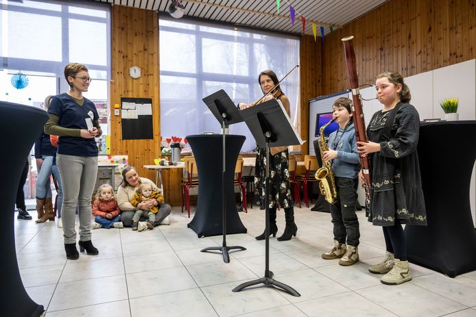 Leerlingen muziekacademie zetten inwoners in de bloemetjes met creatief ...