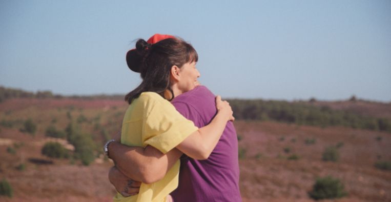 Het unieke knuffel-experiment: versterkt 4 minuten knuffelen je relatie?