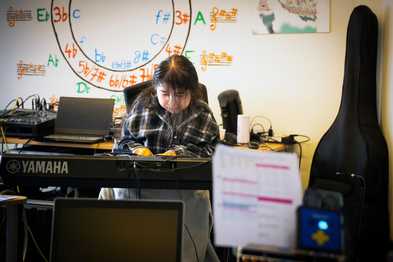 Bassist die gitaar niet kan vasthouden en zangeres met één been: deze ...