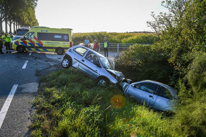 Auto's knallen frontaal op elkaar en belanden in de sloot, twee gewonden | Alphen | AD.nl
