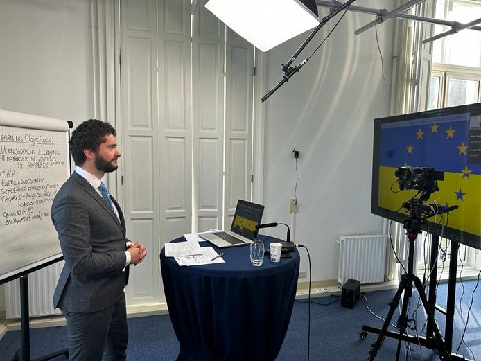 Hoe bel je Brussel? Teun trainde Oekraïners voor hun onderhandelingen ...