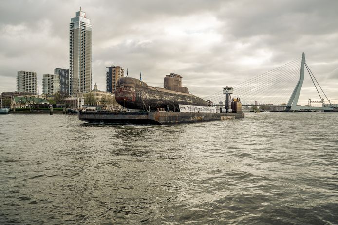 Opnieuw spektakel op de Waal: een Duitse onderzeeboot komt voorbij ...
