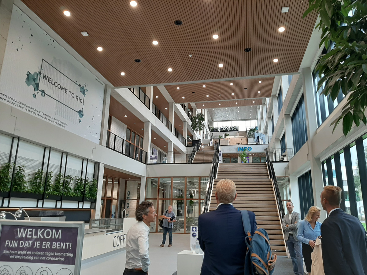 Fontys opent ‘duurzaam pareltje’ R10 op campus Eindhoven | Foto | ed.nl