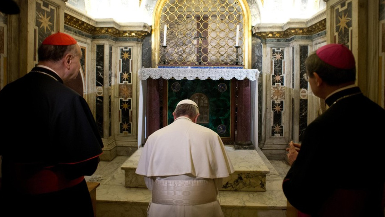 Vaticaan toont voor het eerst 'beenderen van Petrus' | Trouw