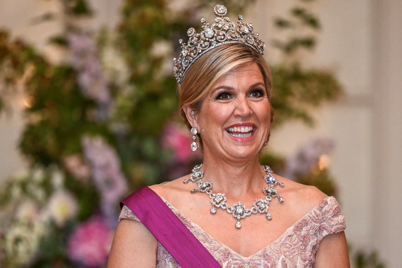 Máxima draagt grootste diadeem uit koninklijke kluis bij staatsbanket ...