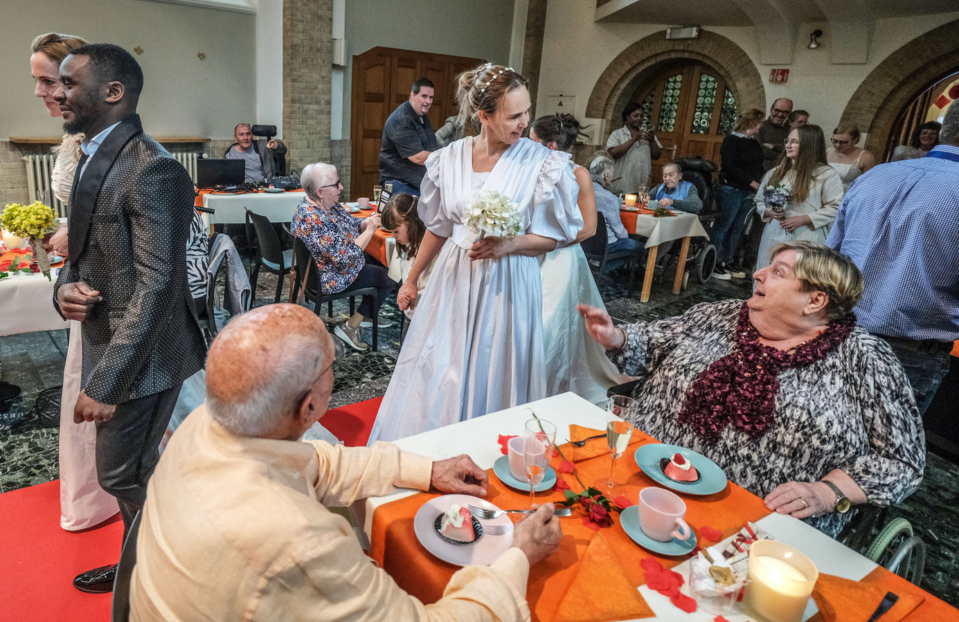 Bewoners woonzorgcentrum Westerlinde vieren valentijn met defilé van ...