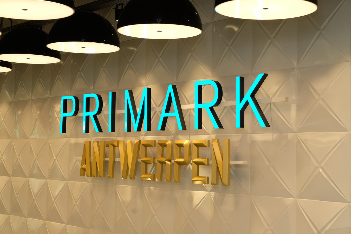 Primark Antwerpen maakt zich op voor stormloop, wij gingen al eens ...
