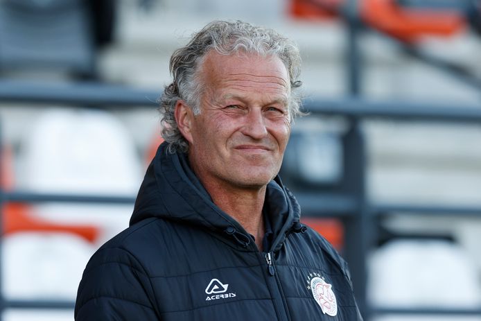 Geschorste trainer Gert Peter de Gunst stuurt vanaf de tribune appjes ...