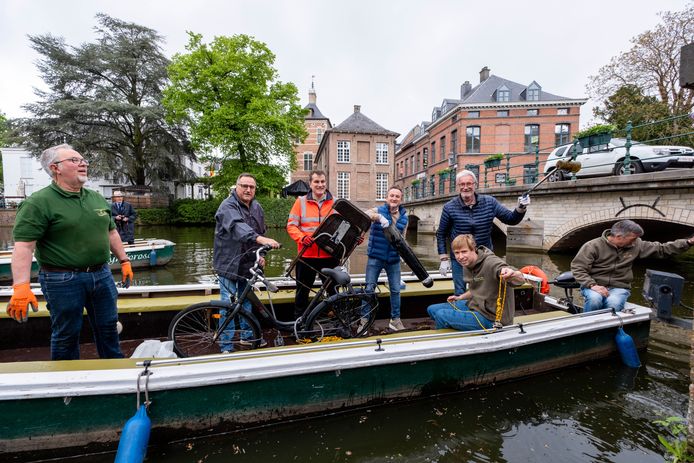 IN BEELD. Burgemeester en schepenen ruimen samen met de Bootvissers de ...