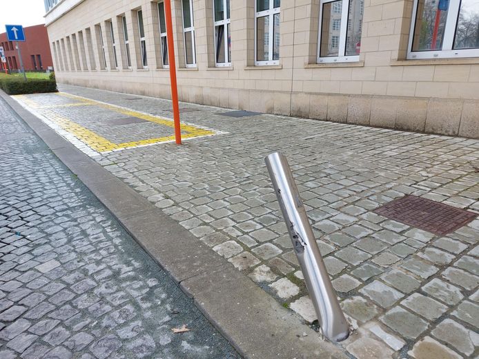 Bestuurder (23) maakt zich uit de voeten na botsing tegen paaltje aan ...