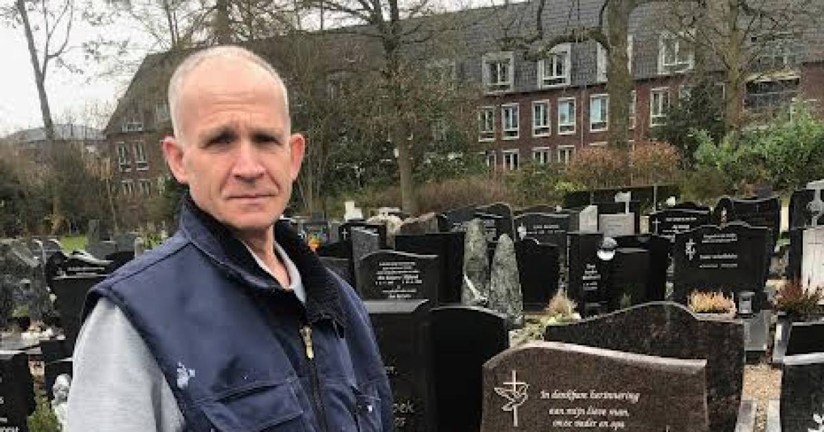 Stukadoor Leon Kuipers op ‘familiebezoek’ op begraafplaats in Delden ...