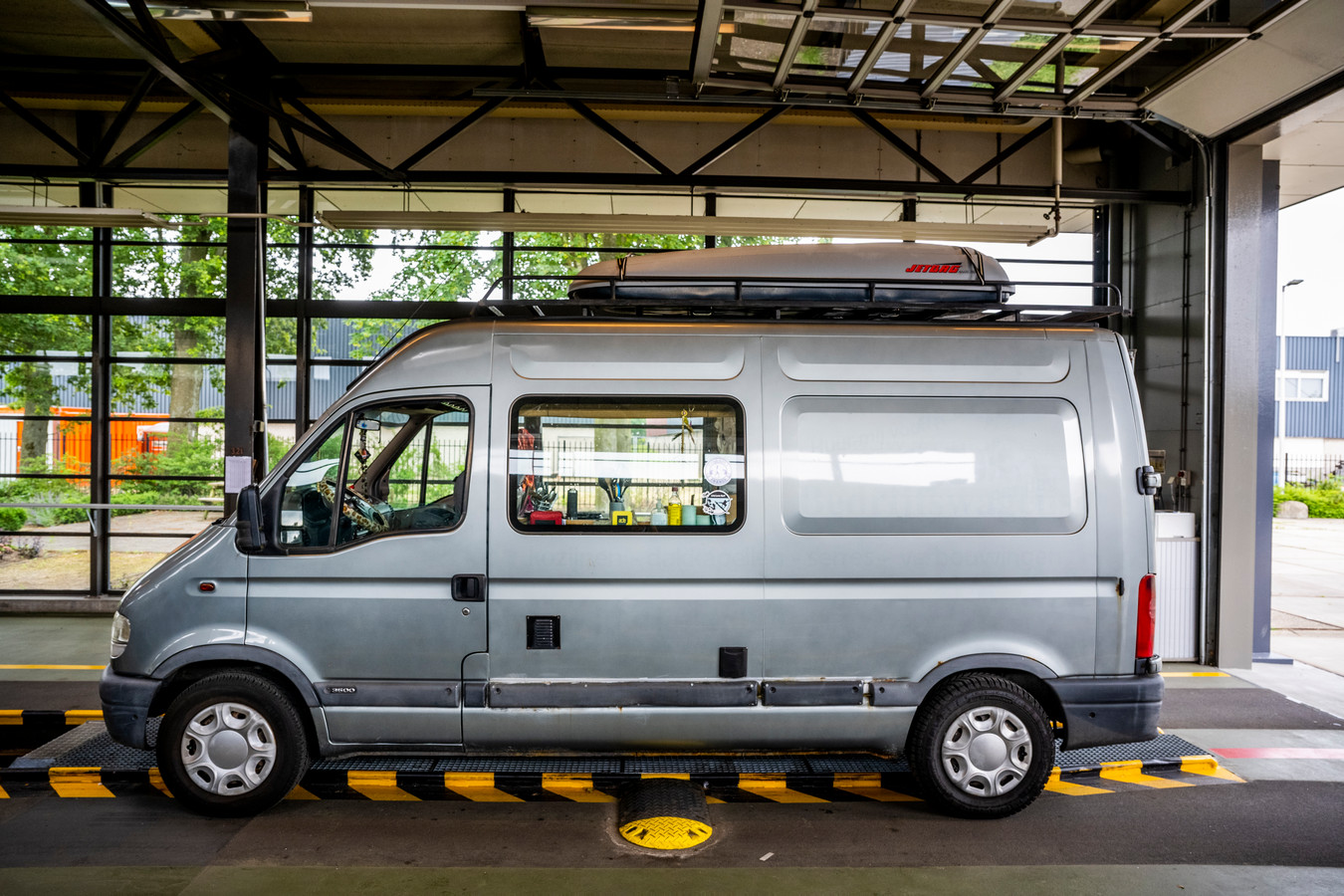 Camper te duur? Bouw een bestelbus om tot kampeerwagen (maar weet waar ...