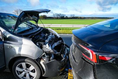 Kop-staartbotsing op N34 bij Emmen zorgt voor flinke verkeershinder - Oozo.nl