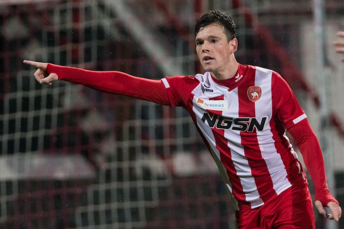 Eindelijk speelt Tom Boere voor duizenden mensen, met rugnummer 9 | FC ...