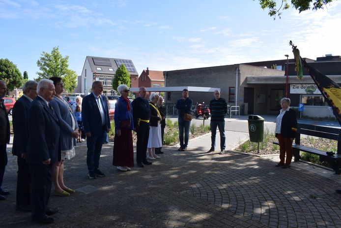 Leden en sympathisanten van de Lintse NSB herdenken einde wereldoorlog ...