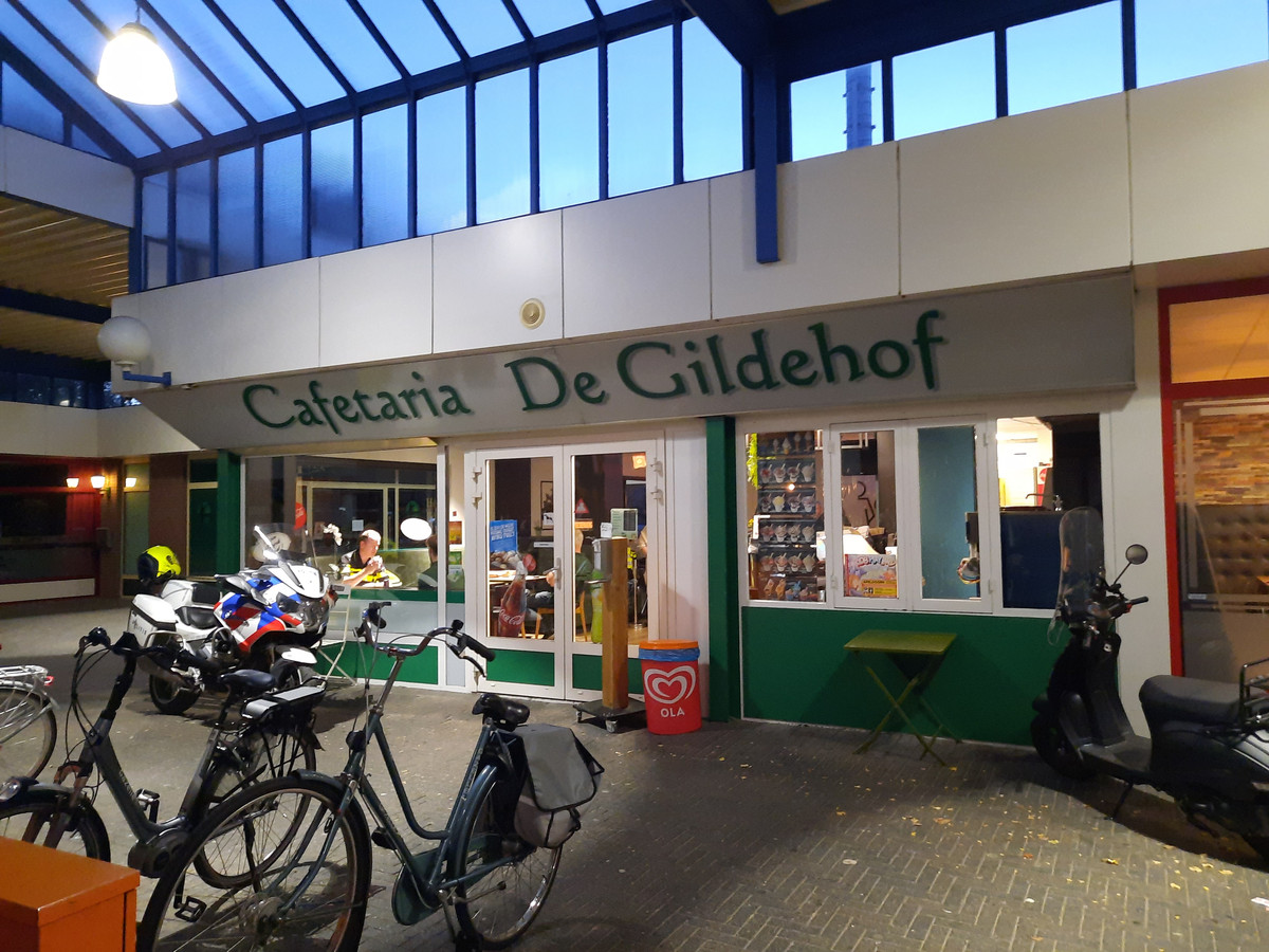 Als duivel vermomde man overvalt Apeldoornse snackbar, Youri schakelt ...