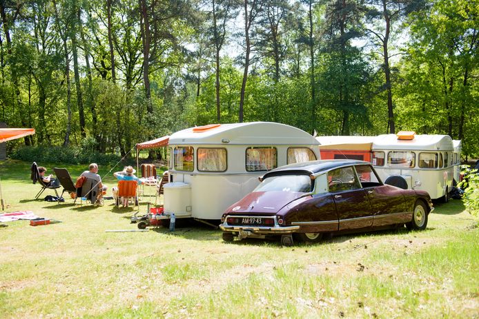 Helemaal verkikkerd op oldtimer caravan Constructam | Eersel | ed.nl
