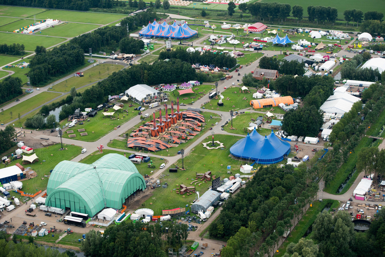 Nu al kilometers file richting Lowlands | Foto | AD.nl