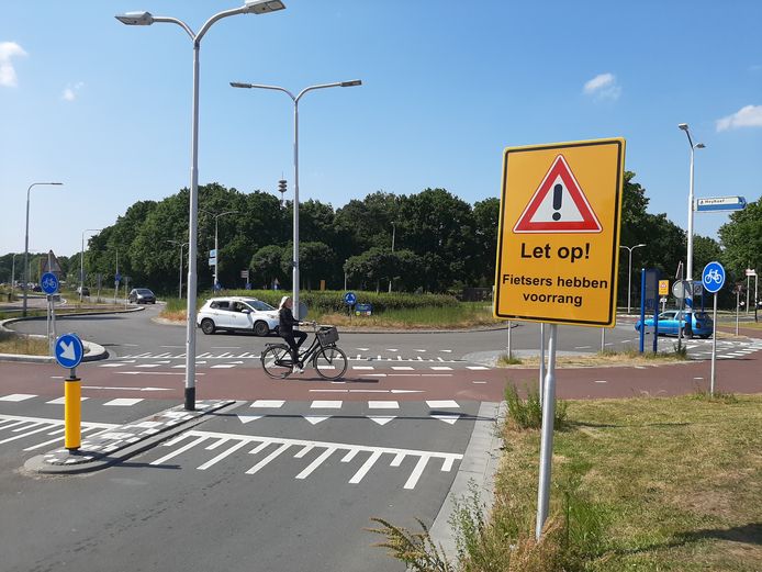Het went maar niet, die fiets-voorrang-rotondes: ‘Maak er gewoon eenrichtingsverkeer van ...