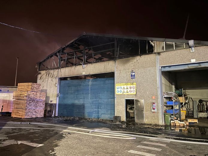 Loods metaalverwerkend bedrijf Zinq op Ieperse industriezone uitgebrand ...