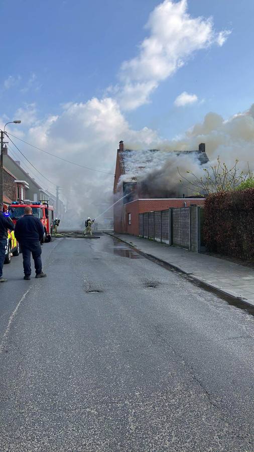 Woning van man (47) brandt uit terwijl hij met honden op wandel is ...