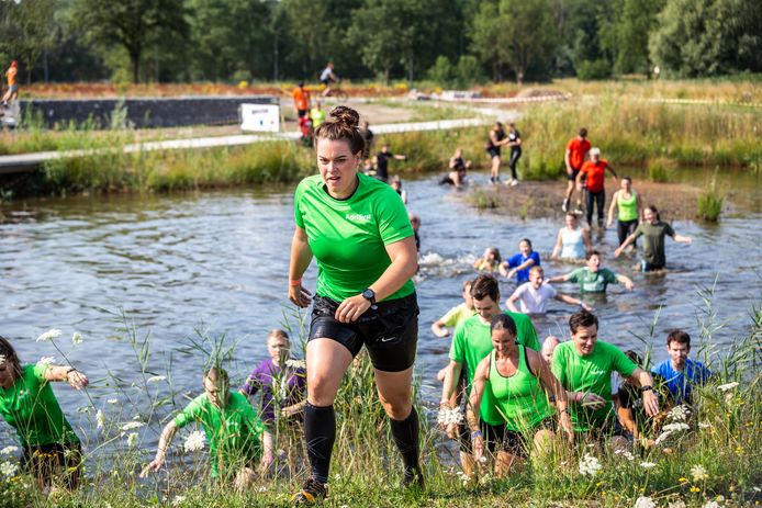 Ploeteren door water en modder in de Helmonds Braverun | Helmond | ed.nl